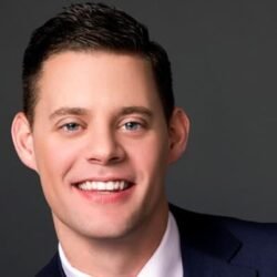 Mike Leslie WFAA, Wife, Bio, Age, Wedding, Family, Salary, Height